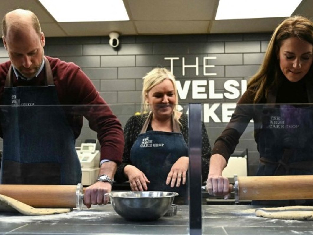Royal bakery: Prince William and Princess Kate bake cakes