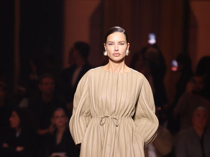 Milano Fashion Week: i 100 anni di Fendi. Da Adriana Lima a Deva Cassell e Eva Herzigova, le ...