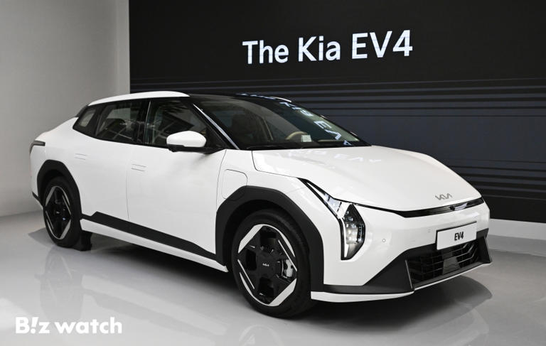 기아 첫 세단 전기차 'EV4'…넉넉한 실내 눈길