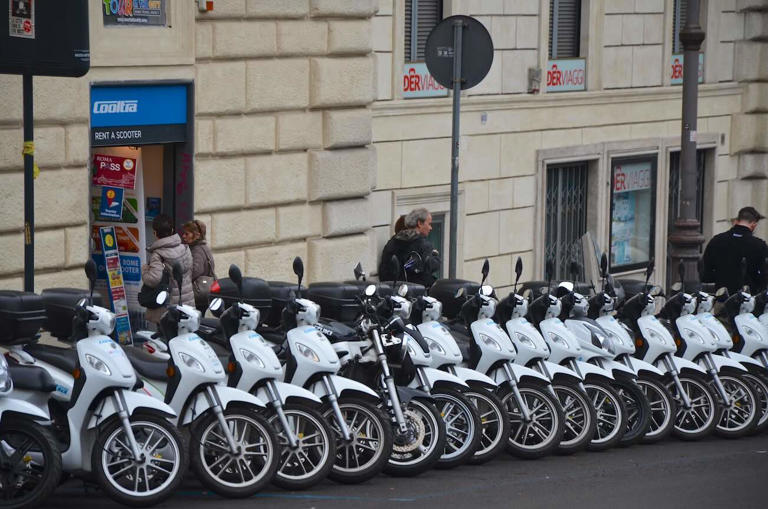 A Roma i furti dei caschi degli scooter a noleggio e le scuse dei ...