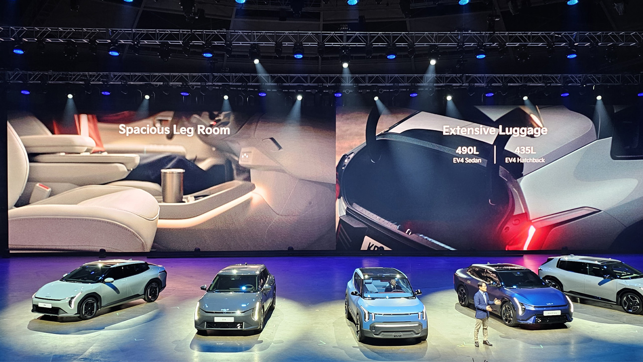 기아, 첫 전동화 세단 EV4 공개…한 번 충전으로 533㎞ 주행