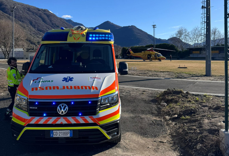 Rogeno. Autogru si ribalta, in due precipitano da 6 metri di altezza ...