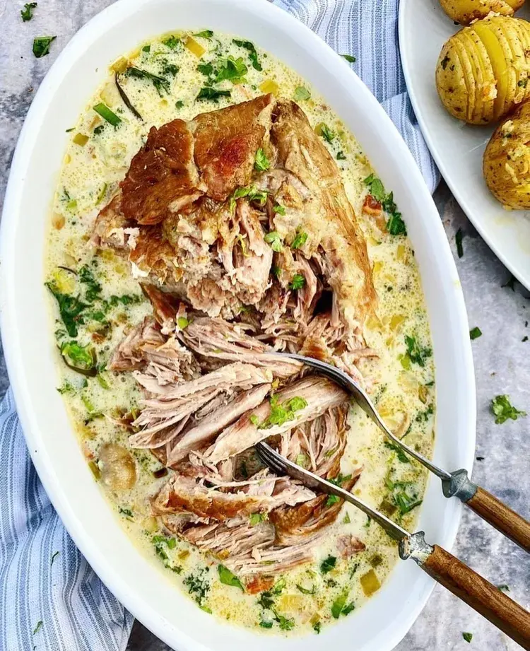 Nakkefilet, der smelter på tungen – en klassisk simreret med fyldig ...