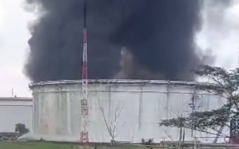 Asap Hitam Membubung Tinggi dari Kebakaran Kilang Cilacap, Pertamina ...