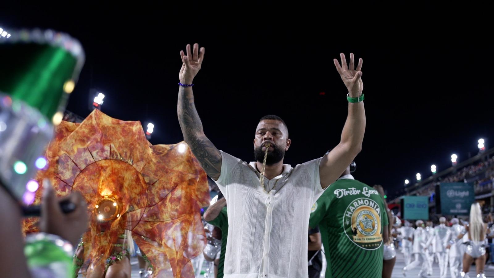 With just a flick of the wrist, watch how Rio's drum maestros keep ...