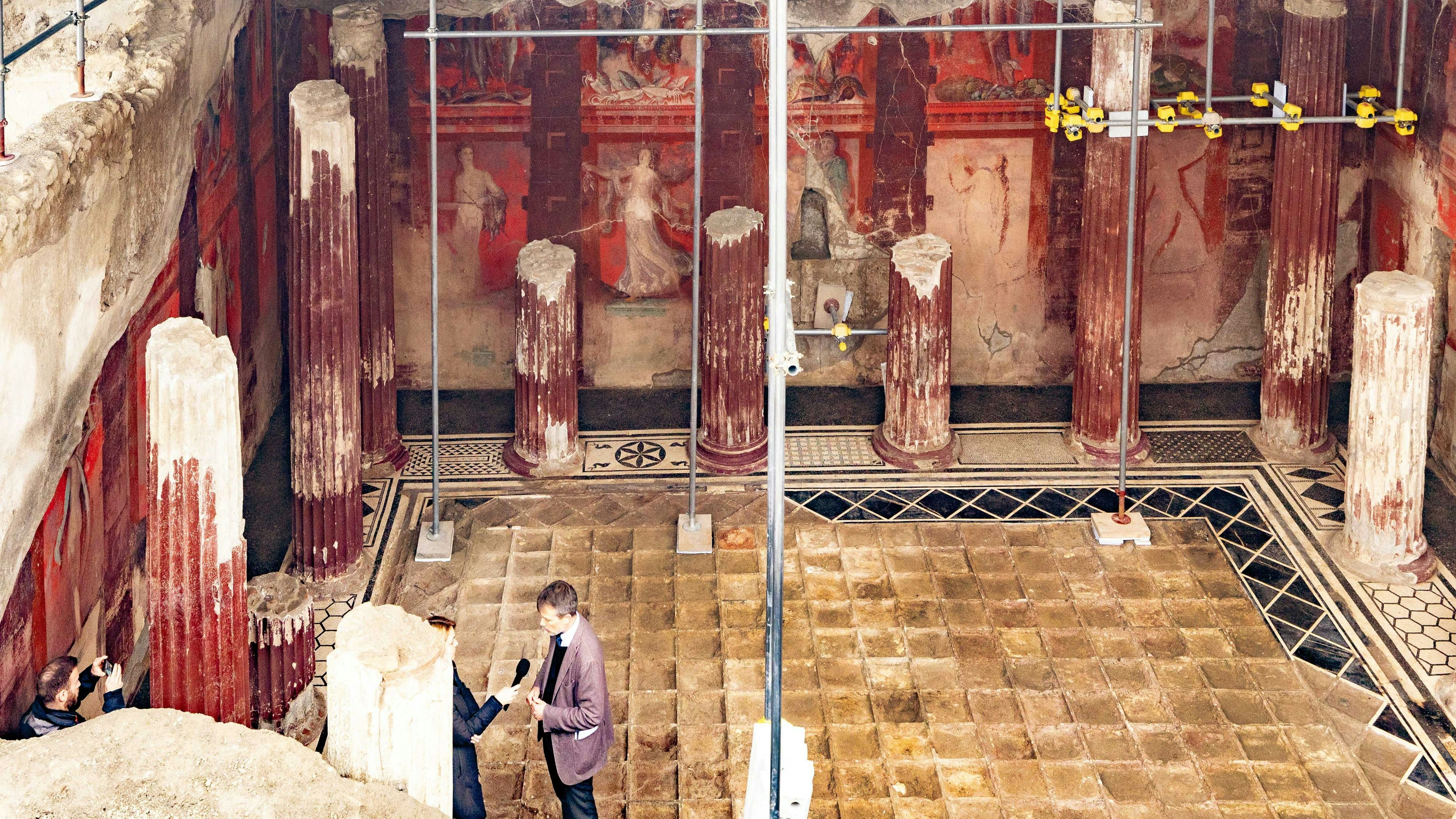 Mehr als 2.000 Jahre alt – Spektakuläres Weingott-Fresko in Pompeji ...