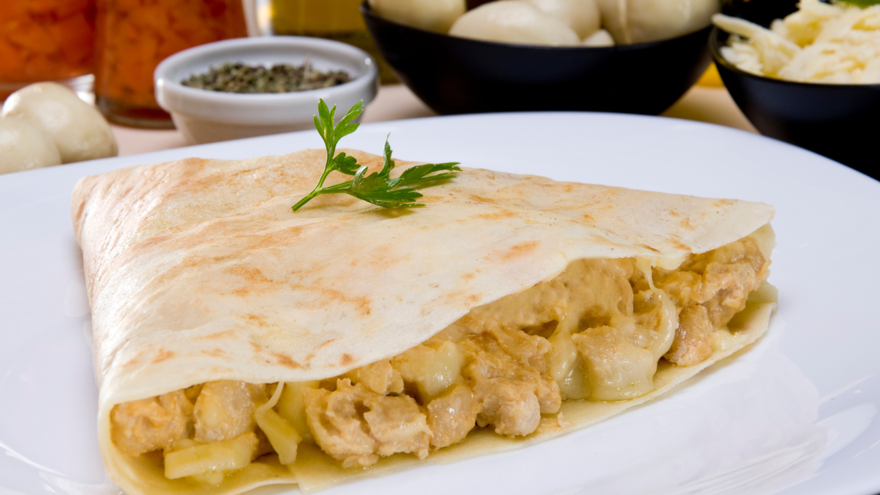 Crepioca recheada com frango: teste a receita fit e saborosa