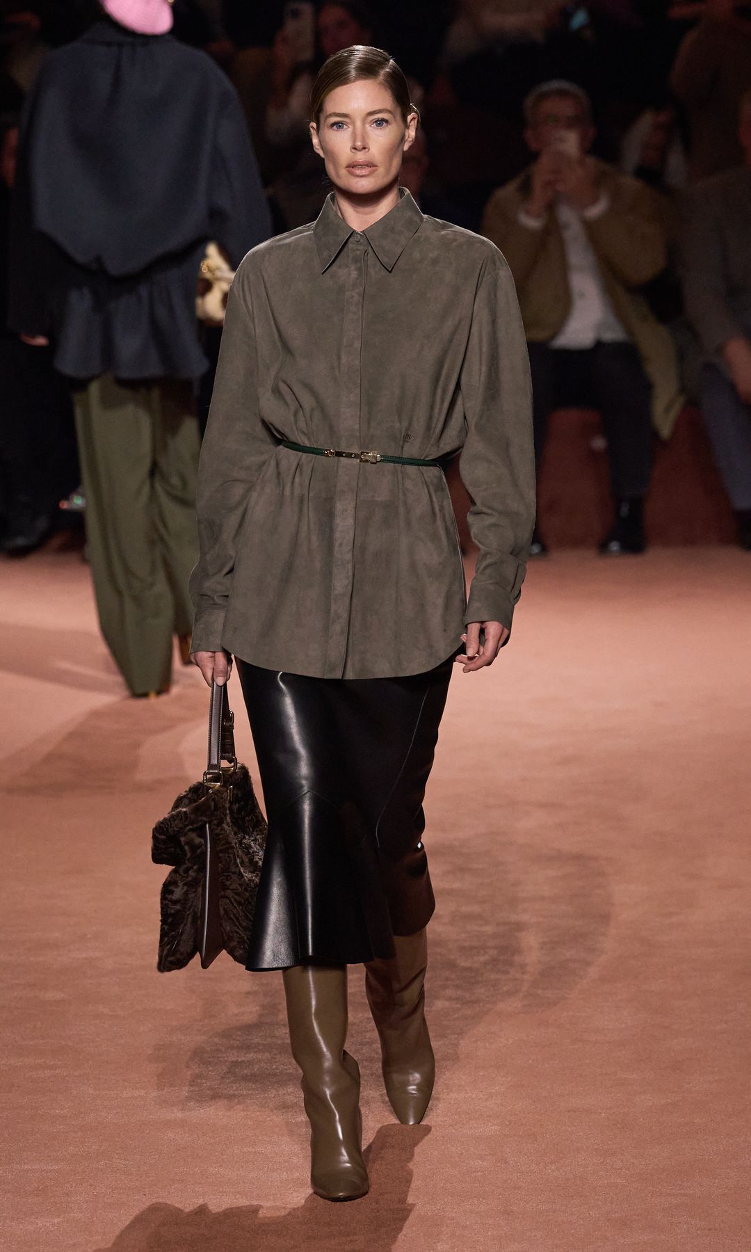 La icónica musa de los 60 Penelope Tree desfila en Milán junto a ...