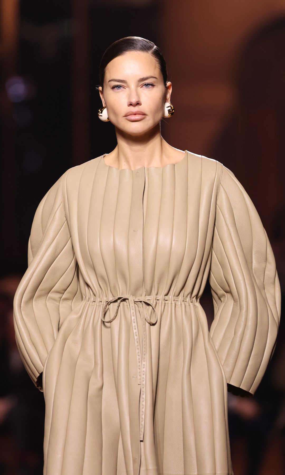 La icónica musa de los 60 Penelope Tree desfila en Milán junto a ...