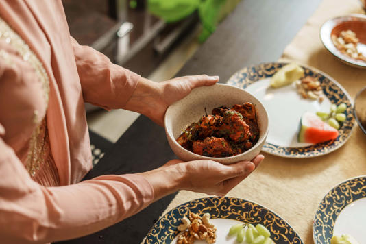 Does skipping dinner help with weight loss or make it difficult?