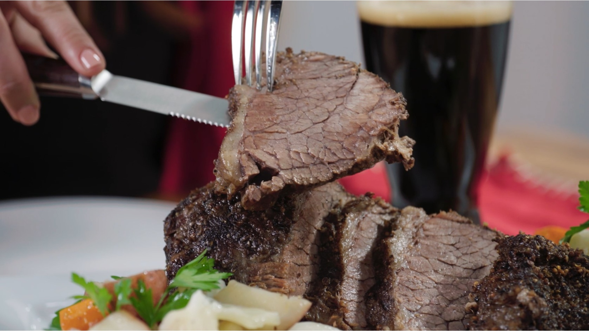 Brisket de corned-beef épicé avec légumes rôtis