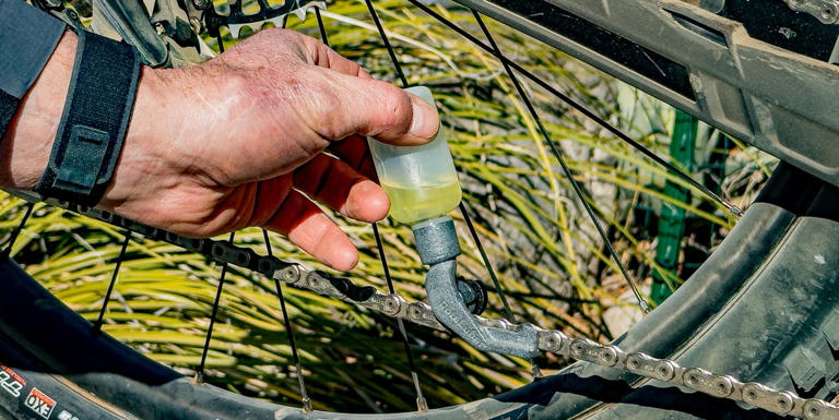 Lube Your Chain Quickly and Effectively With This Clever New Tool