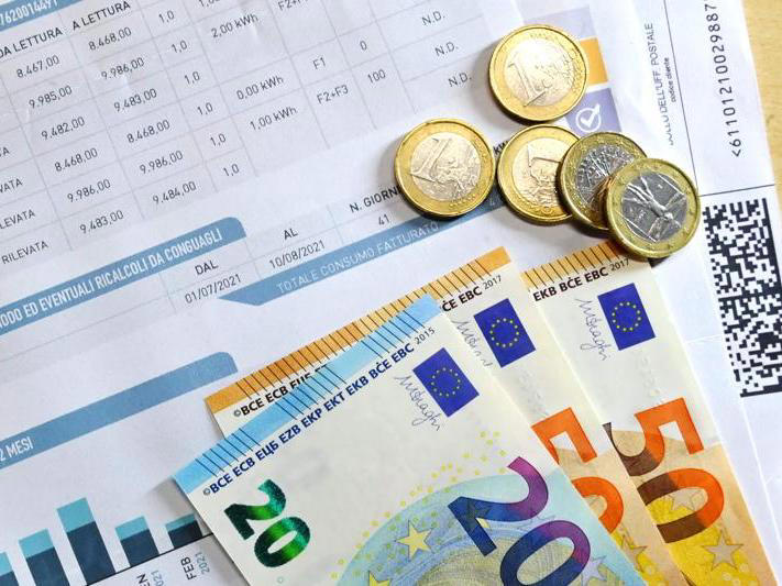 Bollette luce e gas più trasparenti da luglio: ecco cosa cambia, prezzi più chiari e costi separati