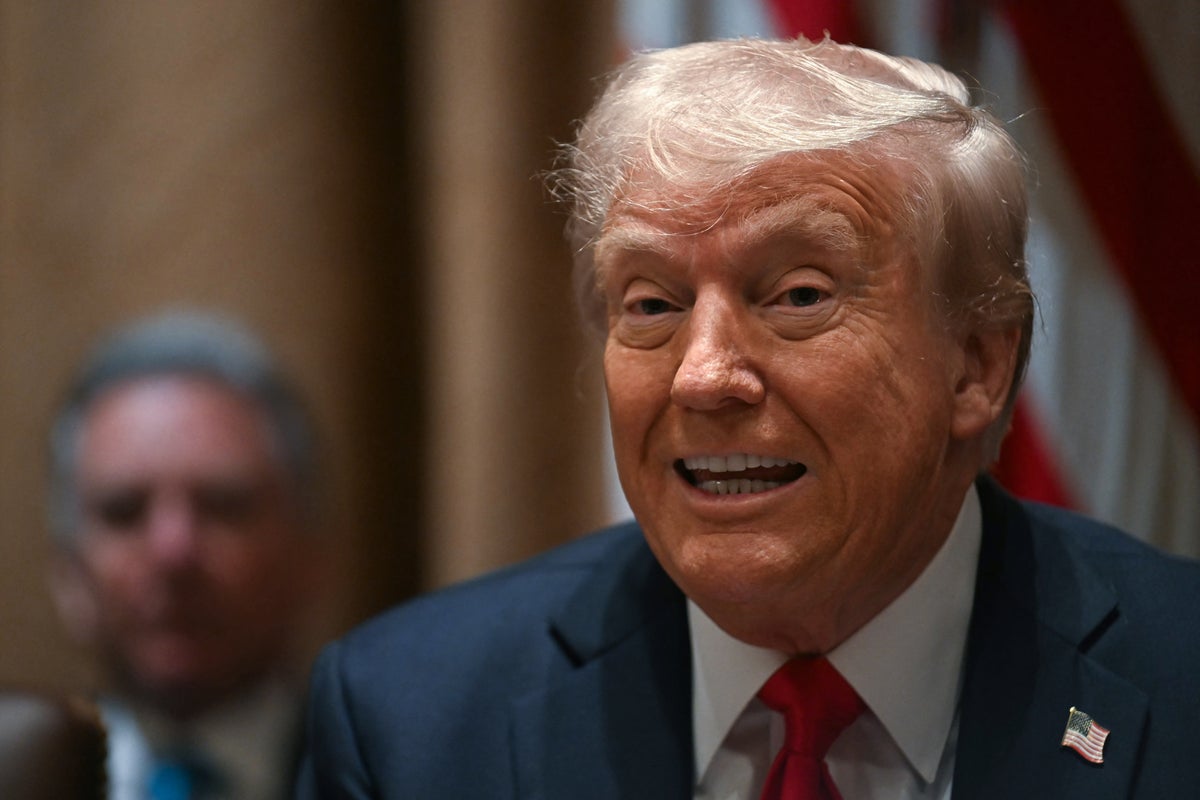 Hot mic catches Trump urging Fox News reporter to say Cabinet meeting ...