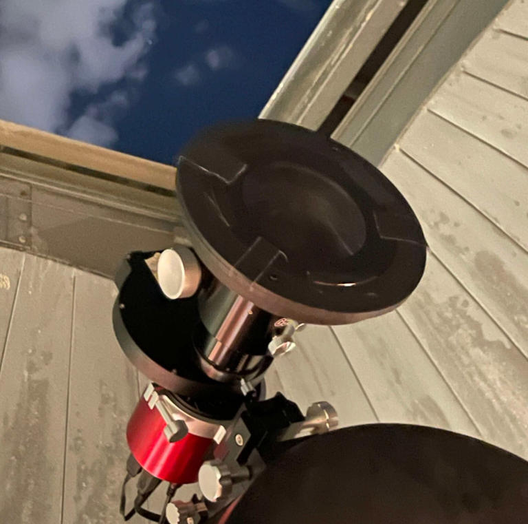 Engineers create first lightweight flat telescope lens that can capture ...