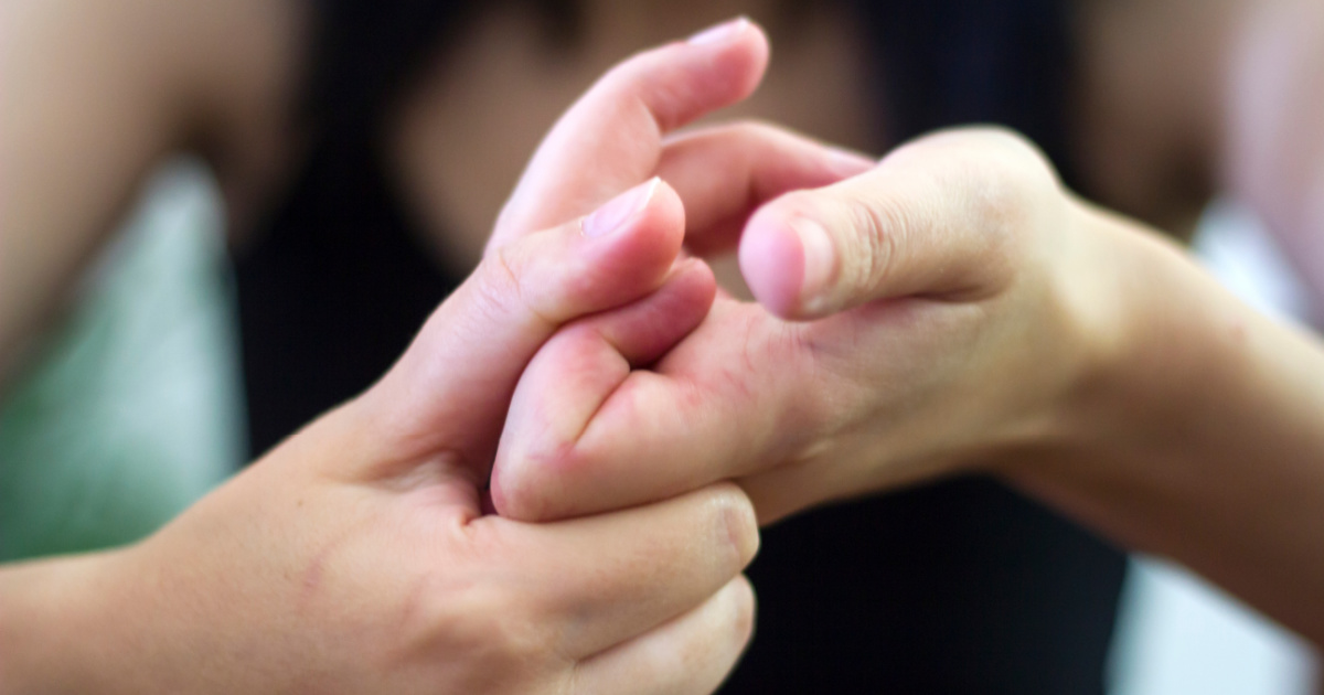 Here’s What Makes Your Knuckles “Crack” When You Flex Them