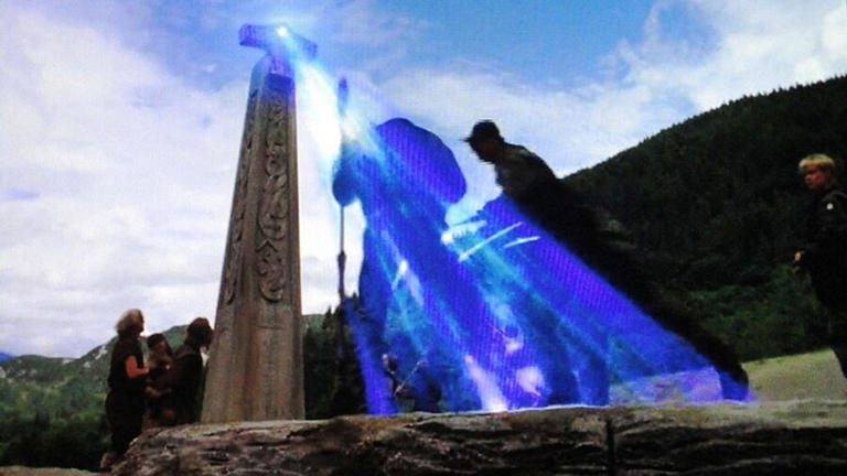 Stargate SG-1 Episode Paved The Way For A Major Marvel Hero's MCU Redesign