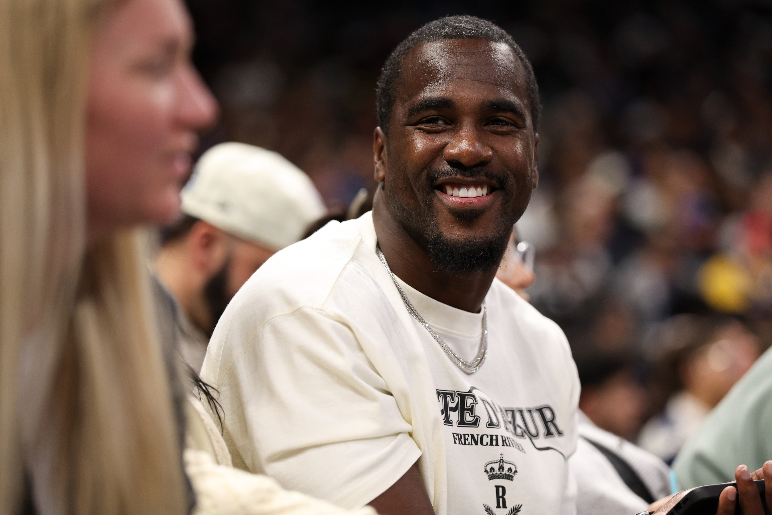 Buccaneers meet with Lavonte David; LB drawing outside interest