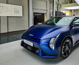 기아, 첫 전기 세단 EV4 공개…한 번 충전으로 533㎞ 달려