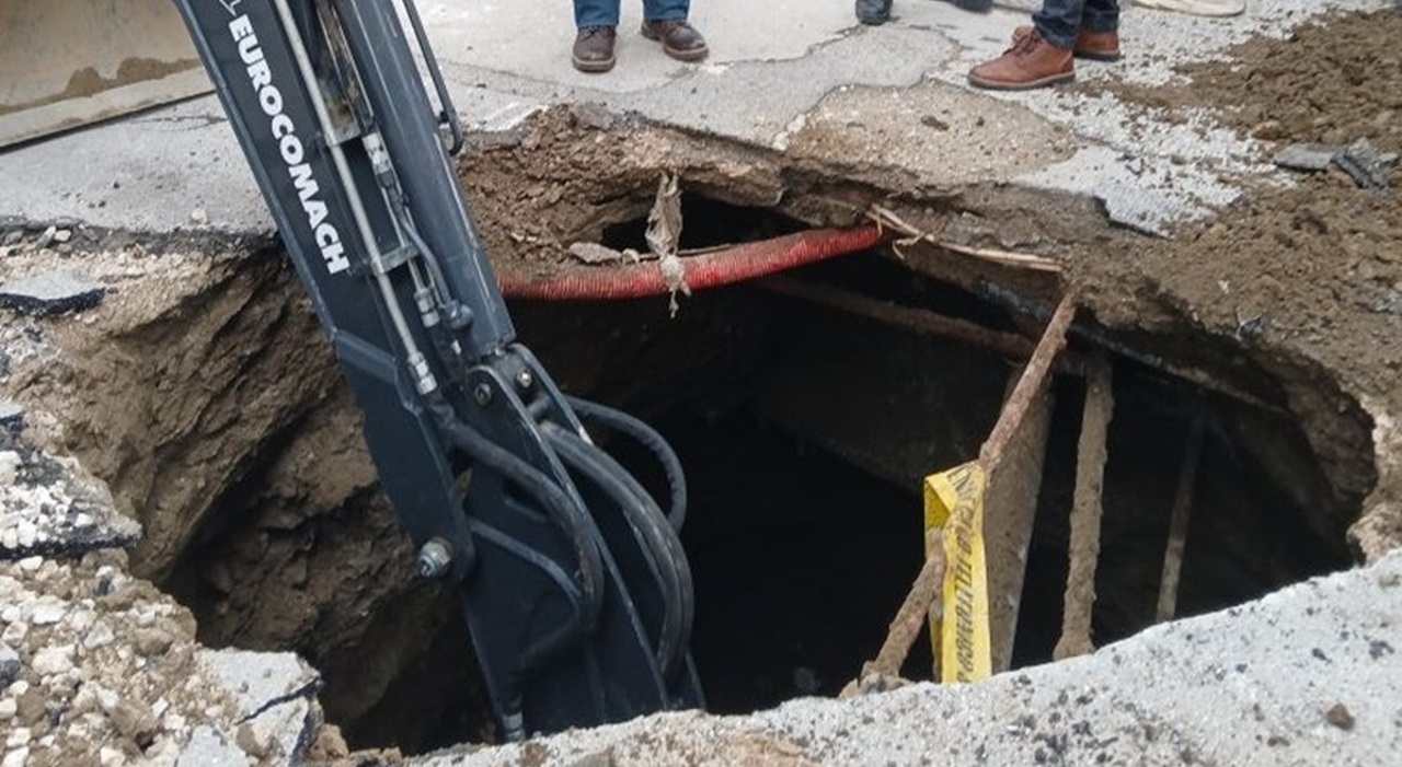 Marano, problema alle fogne e maxi voragine: verifiche in corso e strada off limits nel centro ...