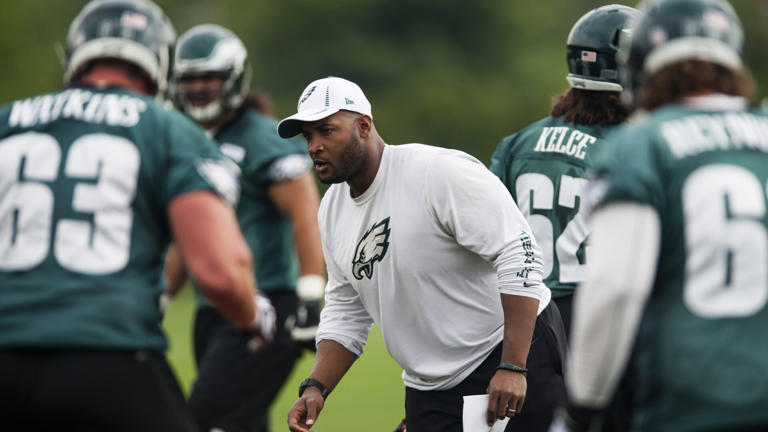 Eagles bring back assistant coach Greg Austin