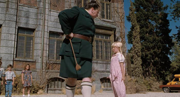 A Behind-The-Scenes Look At How The Iconic Pigtail Scene In "Matilda ...