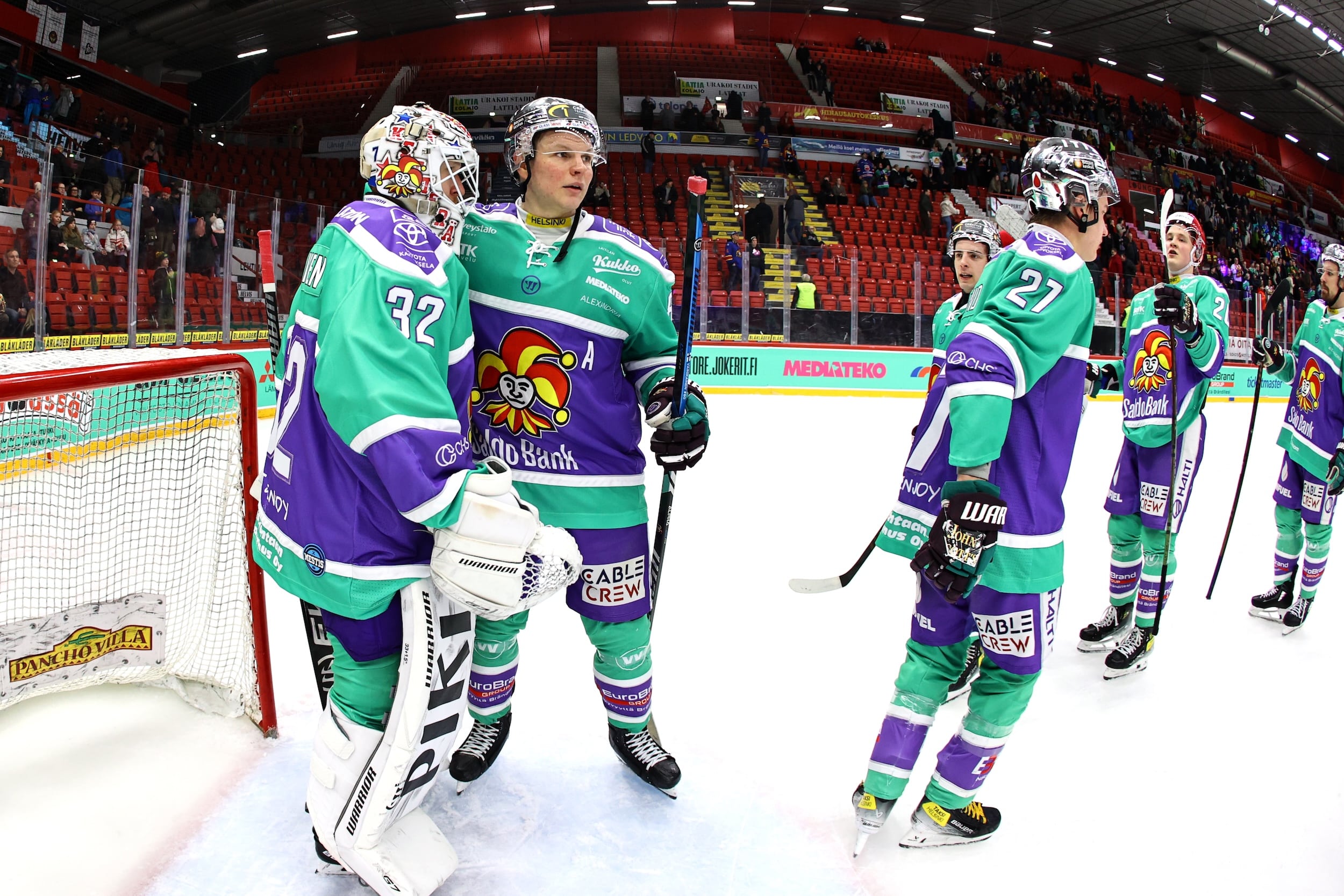 Jokerit laittoi vastustajan maalivahdin hirvittävään kiekkosateeseen ...