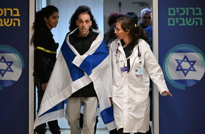 El rehén liberado Eli Sharabi reveló su dura experiencia en cautiverio ...