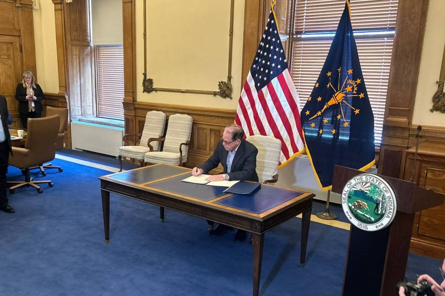 Braun signs order, requiring departments to publicly report permitting data