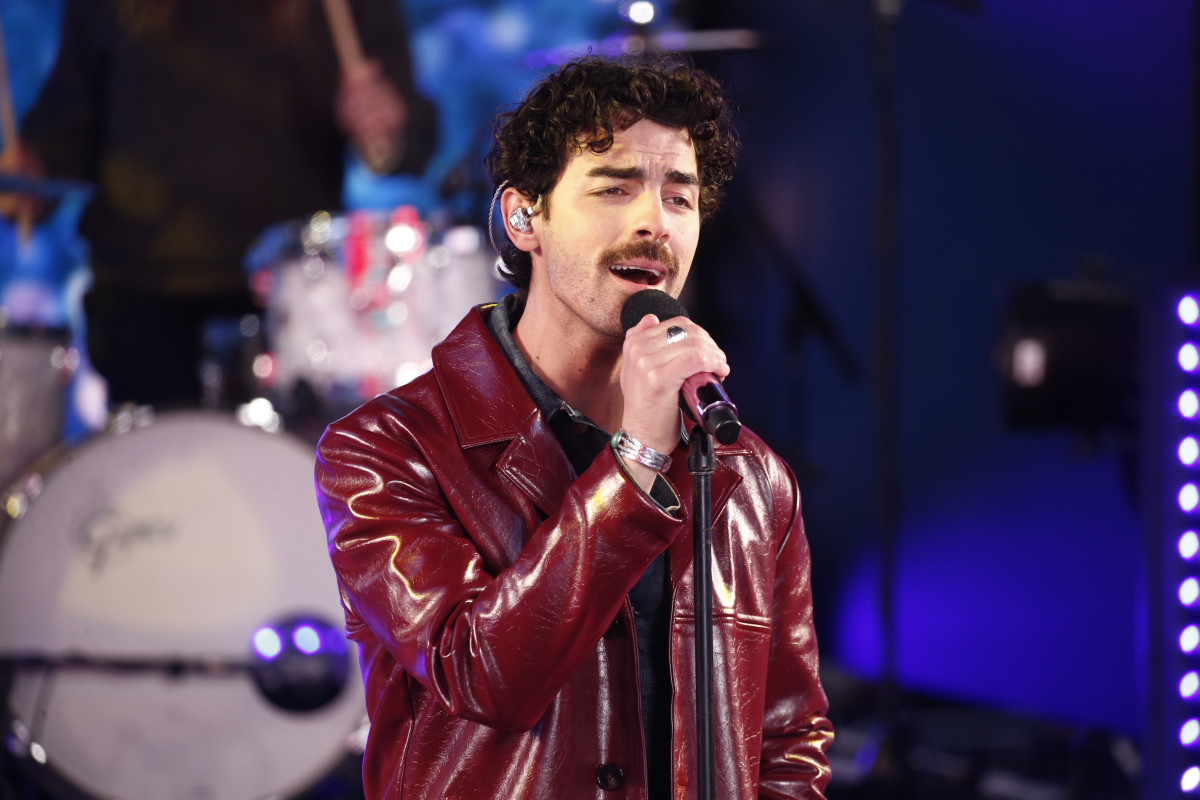 Fans 'Can't Get Enough' of Joe Jonas' Performance With Country Star