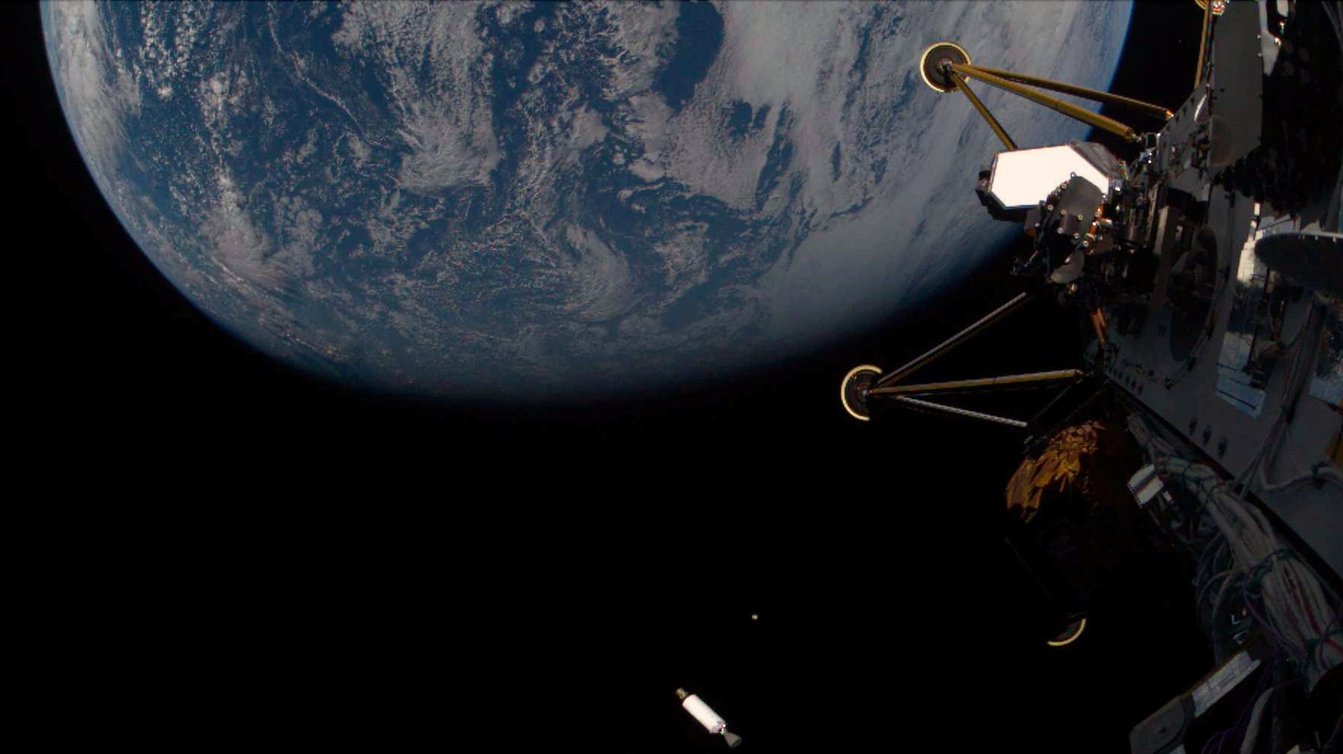 Private Athena moon lander beams home gorgeous views of Earth from ...