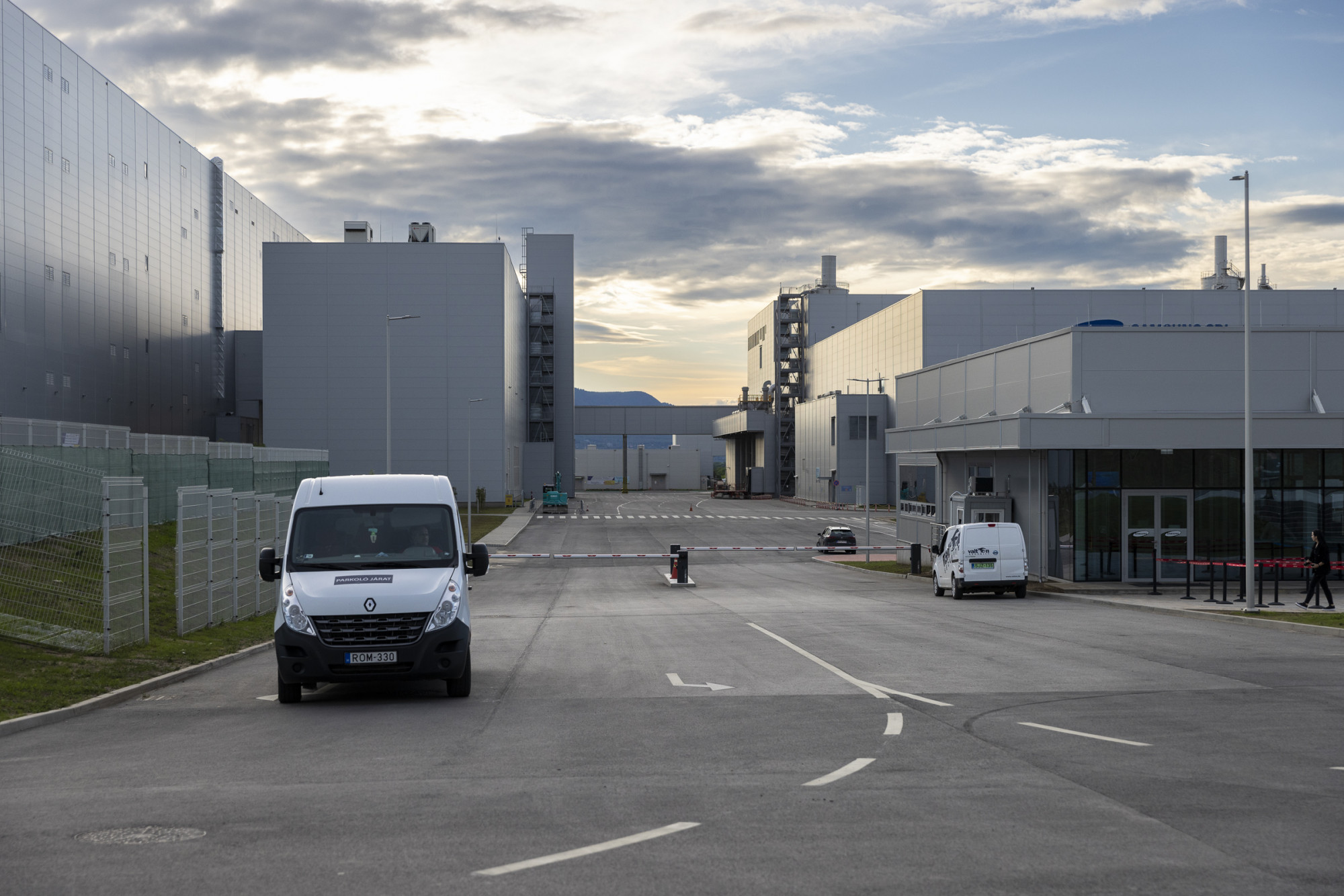 Fekete por színezte el a gödi Samsung gyár tetejét