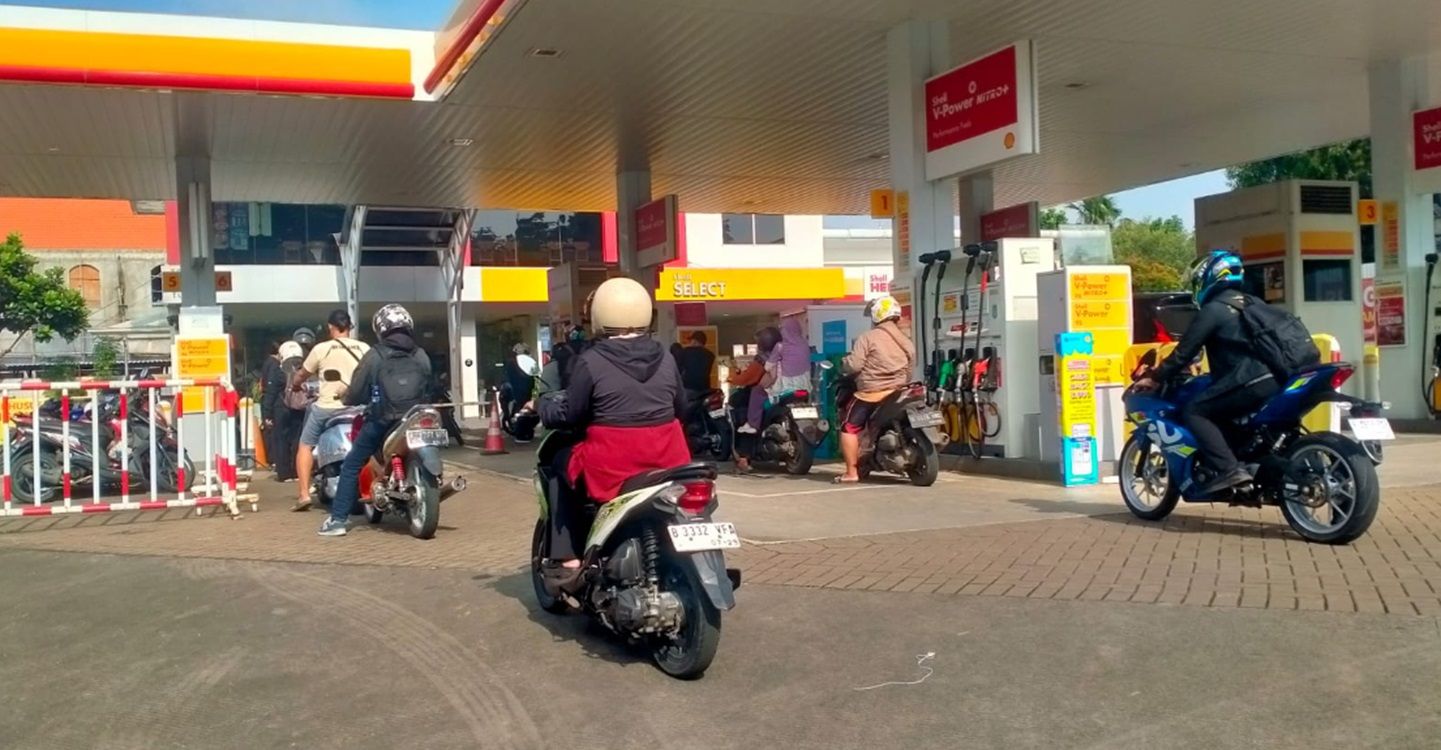 SPBU Shell Ramai Diserbu Warga, Antrean Mengular di Jalur Motor