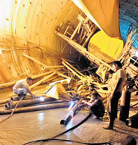 Tunnel rescue teams push through debris