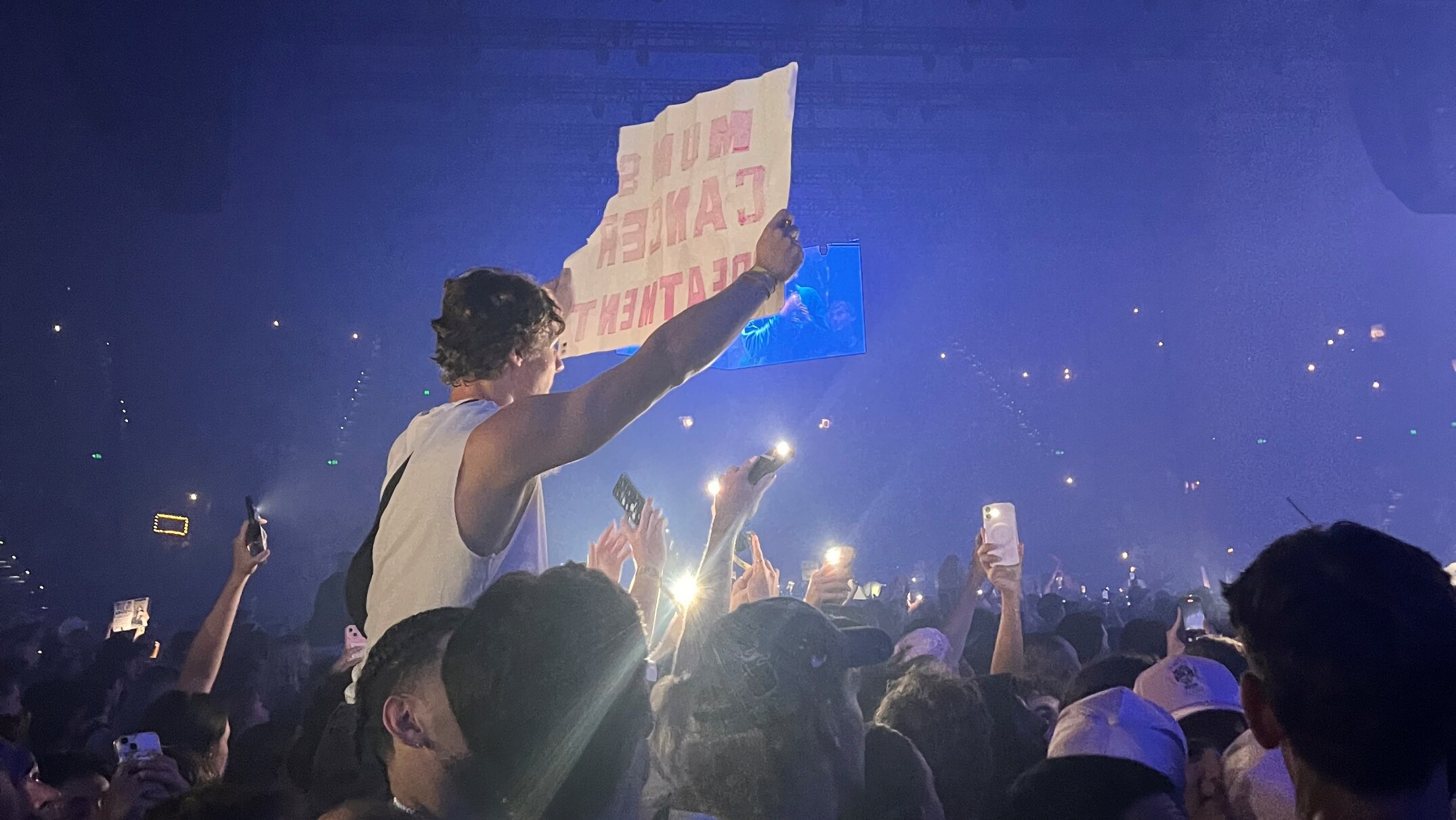 Rapper Drake offers to pay for Port Macquarie woman's cancer treatment