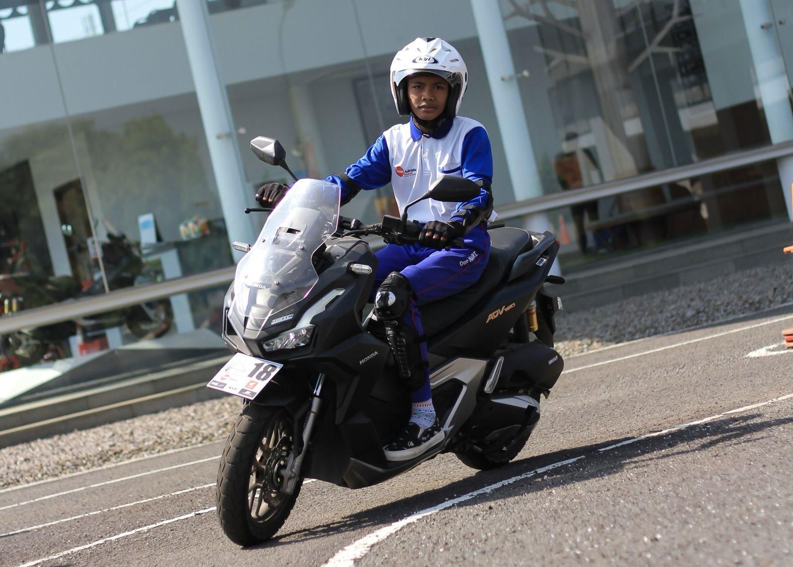 Pemula Wajib Nyimak, Ini Tips Mengendarai Motor di Jalan Raya dari Ahlinya