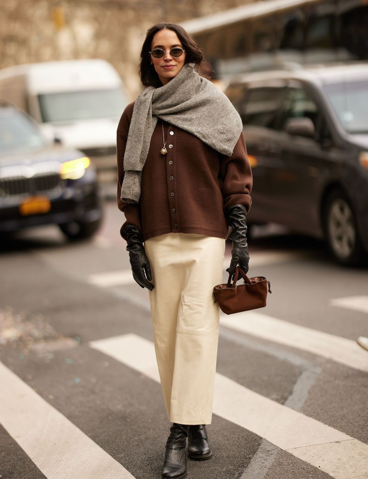 Cette manière de nouer son pull est devenu le hack mode incontournable ...