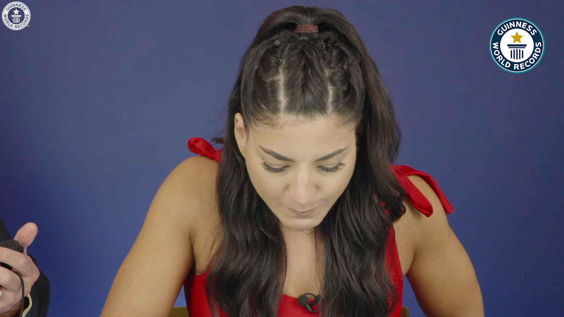 Leah bat le record du monde Guinness du plus grand nombre de fraises ... Leah bat le record du monde Guinness du plus grand nombre de fraises ...