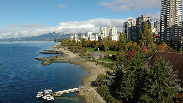 Woman's hand slashed in random knife attack at Melbourne car wash