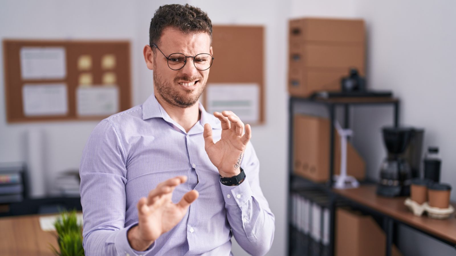 17 Behaviors That Instantly Make Someone Look Low-Class