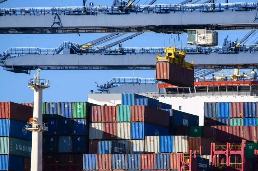 Commercio estero, a novembre export +0,4% e import -3,2%: i dati Istat