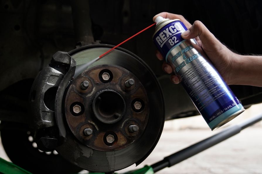 Rem Mobil Harus Dibersihkan Pakai Brake Cleaner, Ini Alasannya