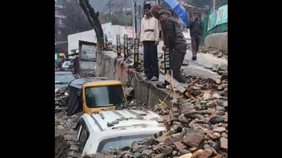 Himachal: 4 injured as landslide triggered by rain hits bus in Manali ...
