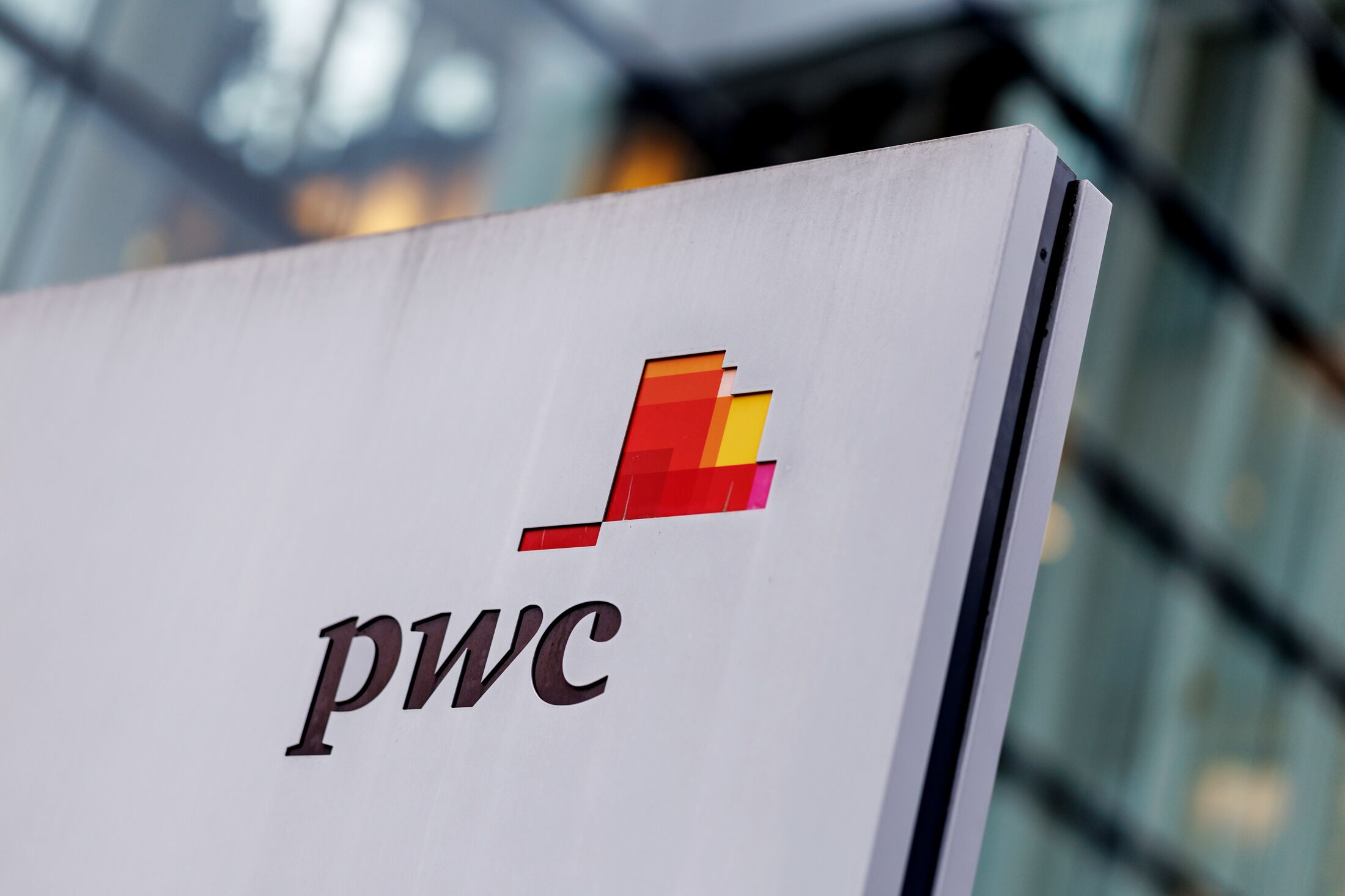 Saudi Wealth Fund Blocks PwC From Advisory Work for One Year