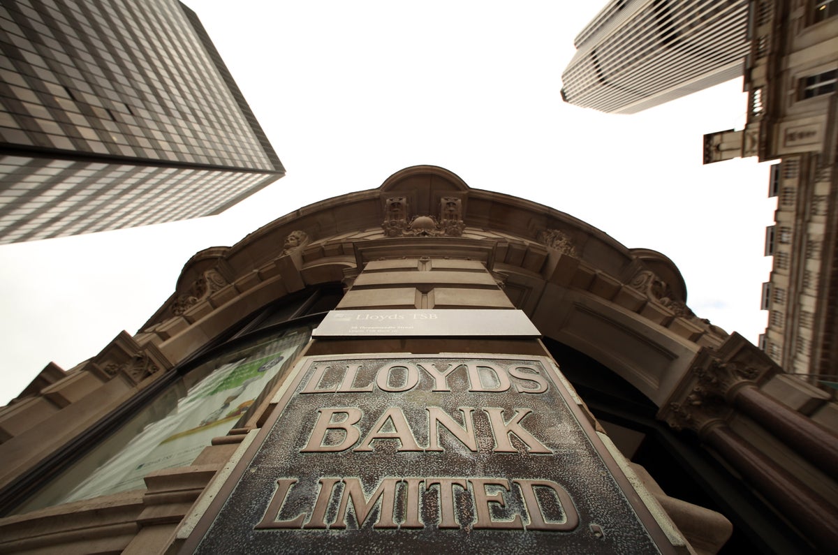 Lloyds banking app down live: Users across multiple UK banks unable to ...