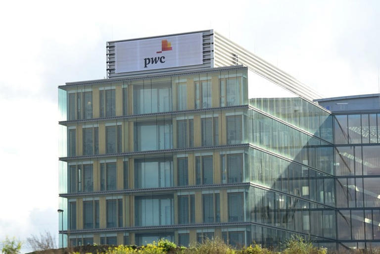 السعودية تعاقب "PwC" الاستشارية