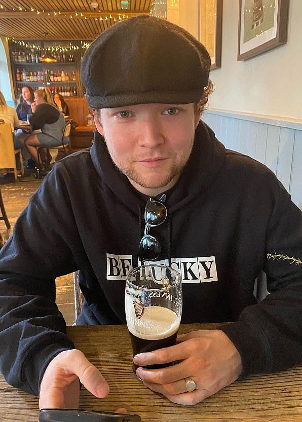 Heartbreaking childhood tragedy behind singer of Arsenal's North London ...