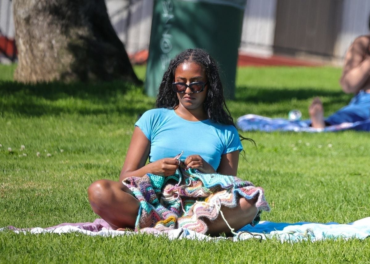 Sasha Obama inherits Michelle Obama's knitting passion: former First ...