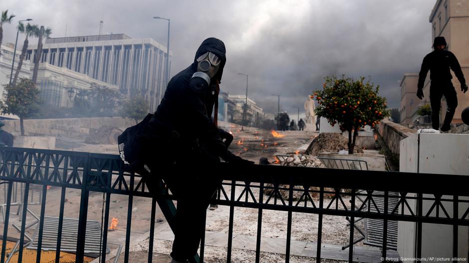 Greece: Mass protests on anniversary of Tempi train crash
