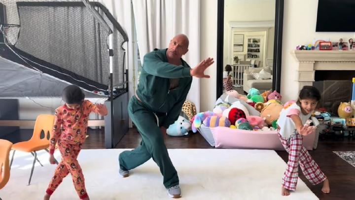 Ketika Dwayne Johnson Diajak Dance Challenge oleh Dua Putrinya